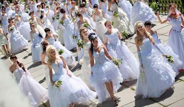 What Dream About Many Brides Means